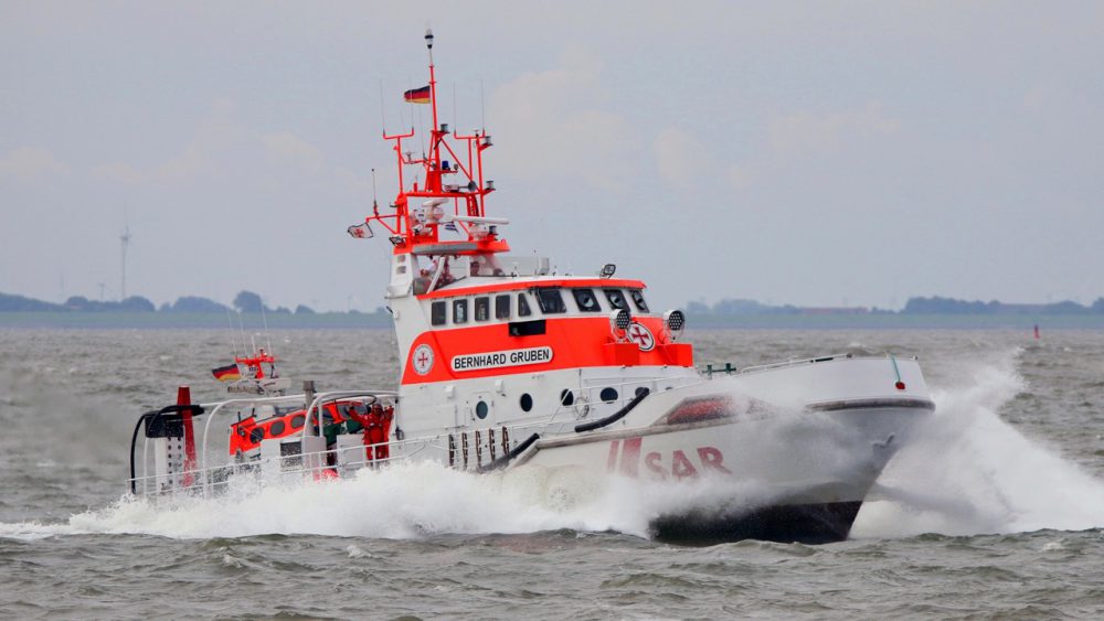 Seenotretter helfen gestrandeten Krabbenfischern vor Insel Mellum