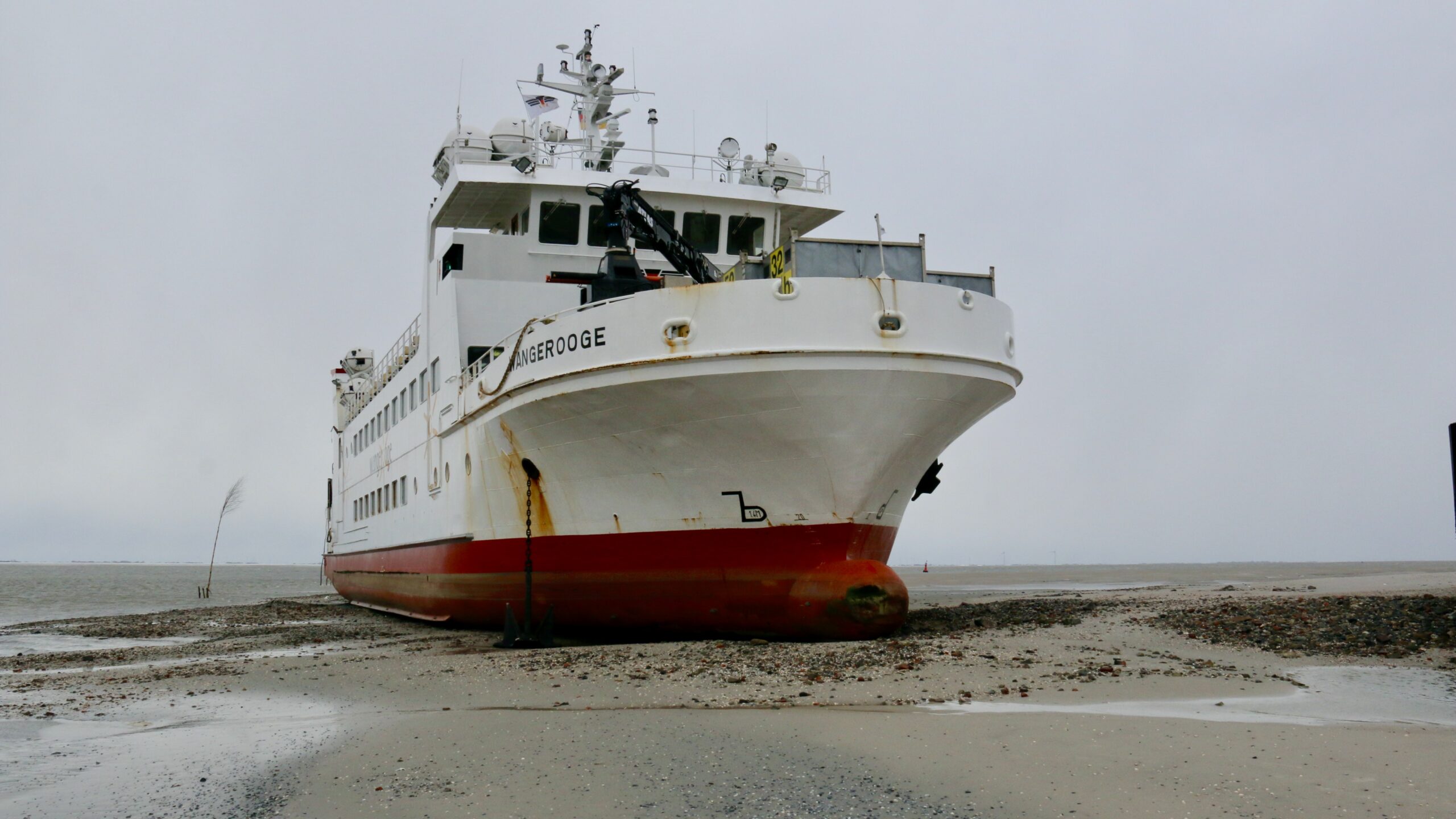 Wangerooge: Fähre läuft mit 95 Passagieren in Hafeneinfahrt auf