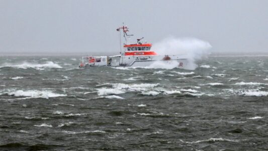 Gerettet: Lotse geht im Sturm vor Borkum über Bord